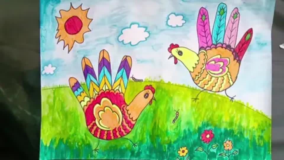 用自己的小手掌就能画出美丽的大母鸡