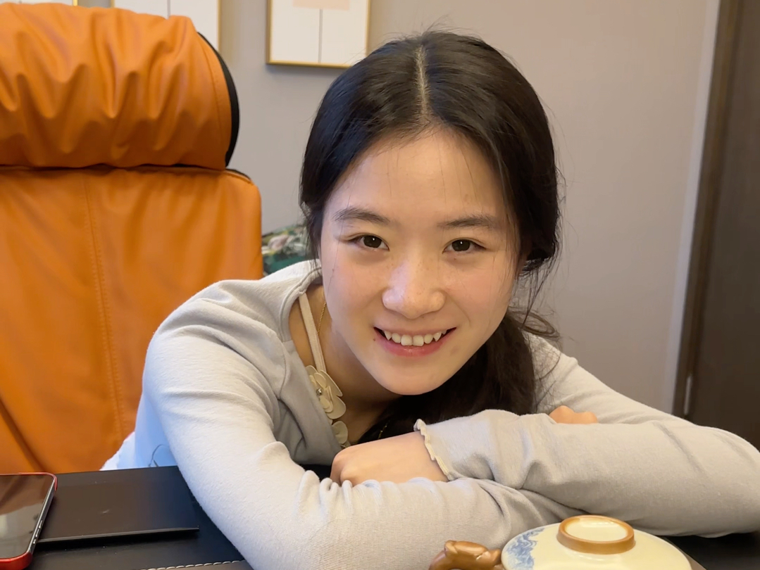 结婚十多年了,看我的眼神还像初恋一般,没有让我洗过一次衣服,晚上...