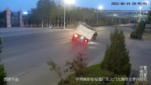 电动车横过道路被撞翻 未佩戴安全头盔造成颅脑损伤