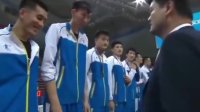 体育赛事!姚明提醒拉拉链!全运会男篮决赛颁奖仪式