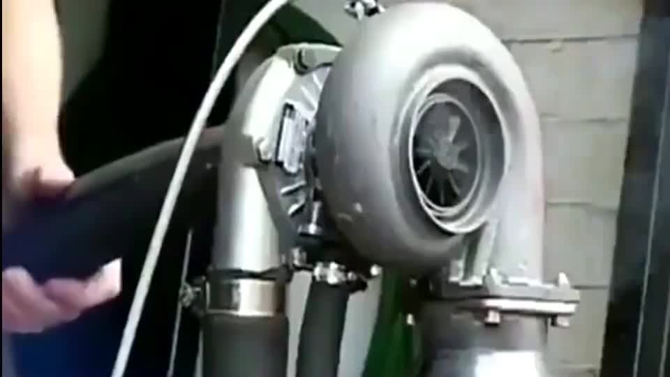 见识一下汽车涡轮增压器工作时的状态,这动力能不强劲吗?