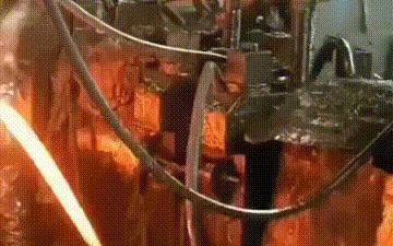 实拍钢厂高温作业,生产经营单位应给员工配发劳动防护器材