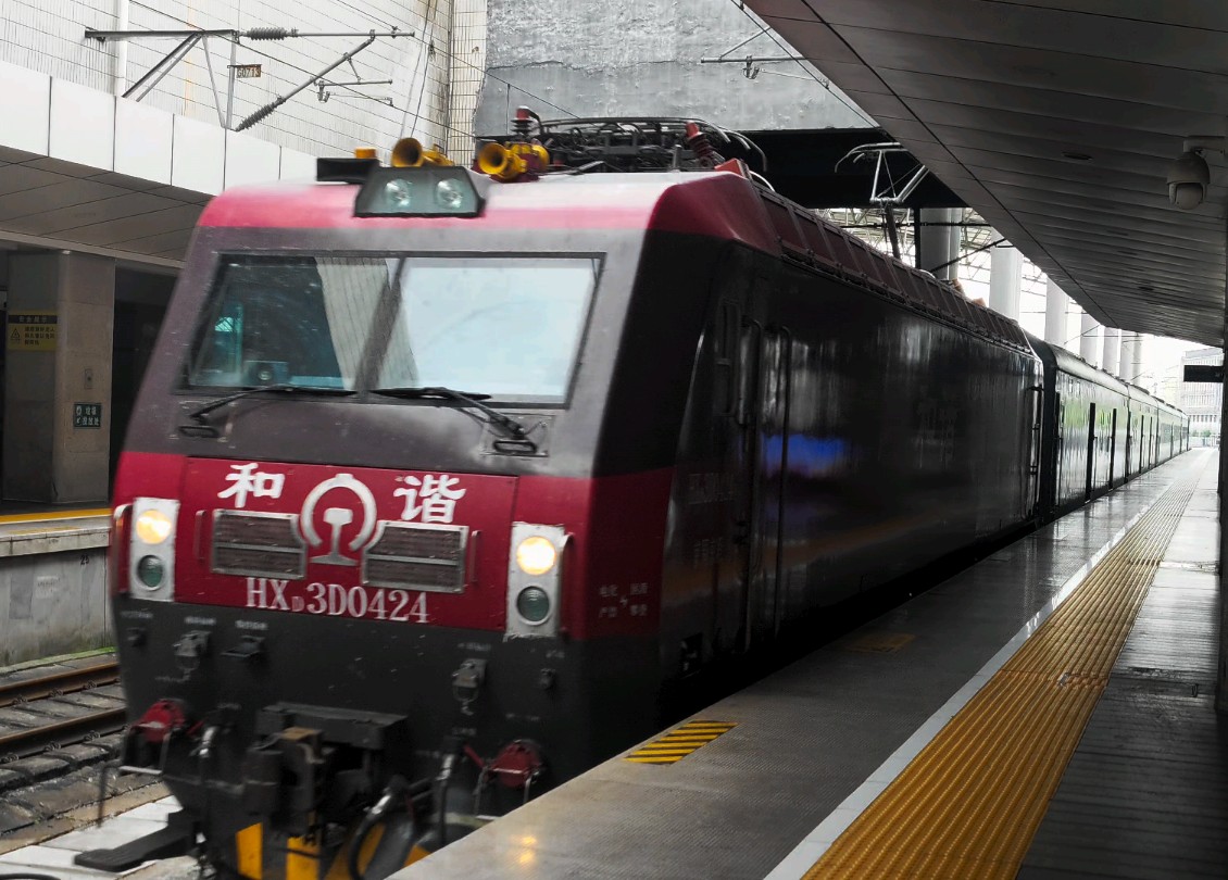 京局京段HXD3D0424牵引K22次列车(南宁——北京西)进郑州站(摄于...