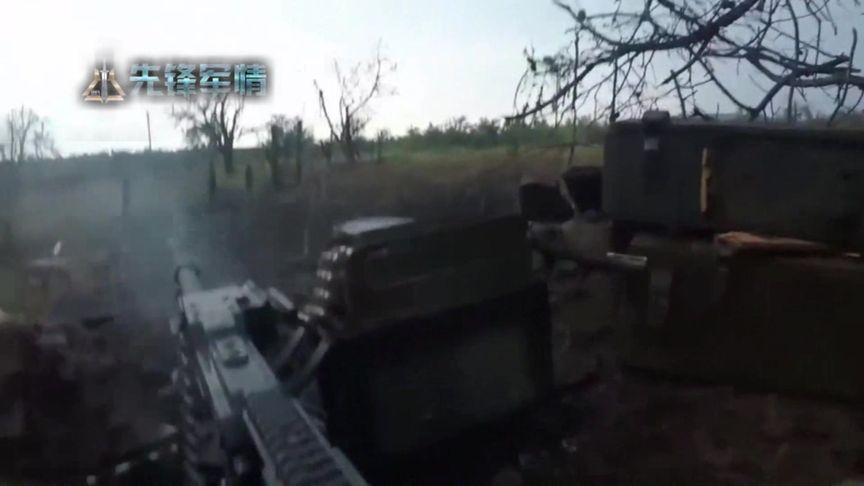 俄乌罕见爆发大规模冲突,现场画面曝光,多枚炮弹从头顶直接飞过