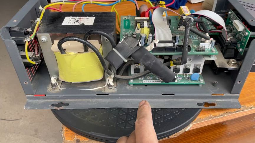 房车用12V1000W工频正弦波逆变器,变压器是铜带绕制。体积小功率