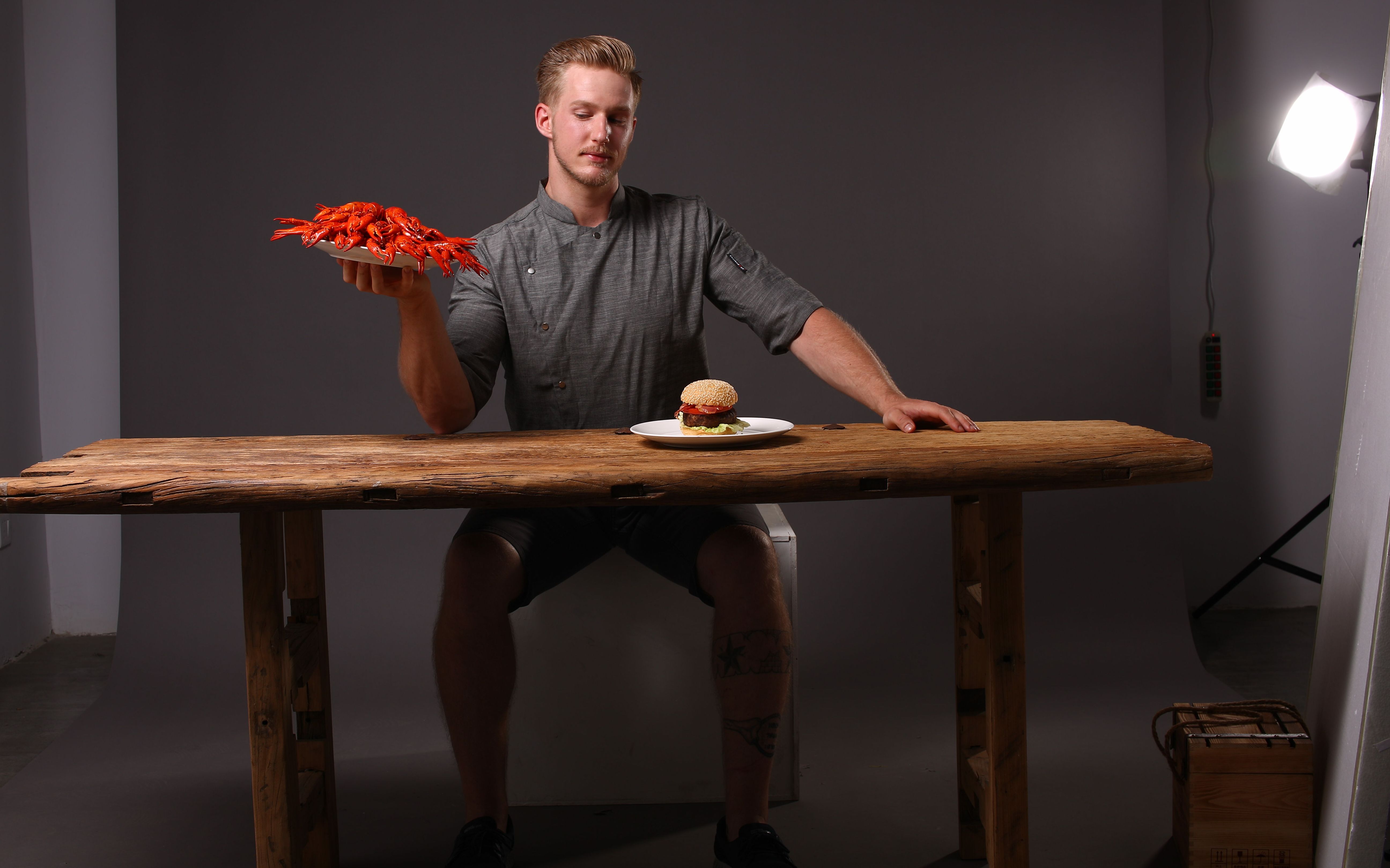 外国厨师在中国拍美食视频真不容易!中文说流畅了,菜就做糊了!谢谢...