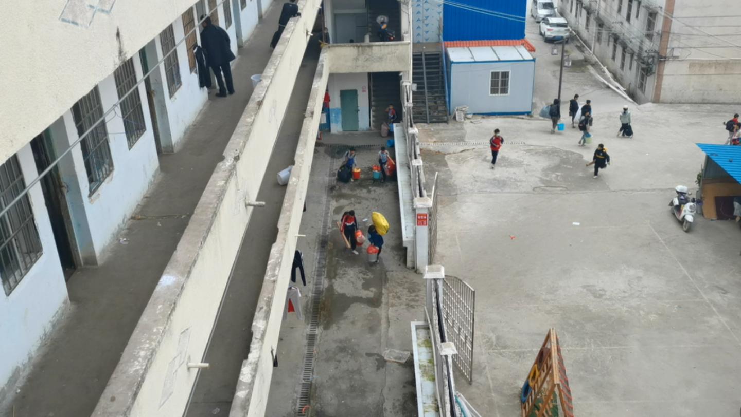 放寒假了,学生们匆匆收拾行李离校