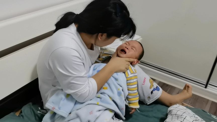 9个月大宝宝鼻涕很浓,导致鼻塞严重影响呼吸,宝妈没办法用嘴吸