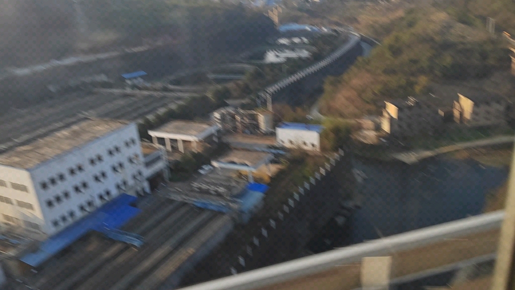 D1842次(珠海站-万州北站)本务广州动车段CRH2A统型重联遵义站...