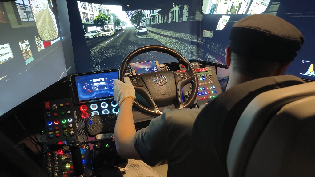 城市公交模拟极致画质加超级光影,效果一下就拉满了。