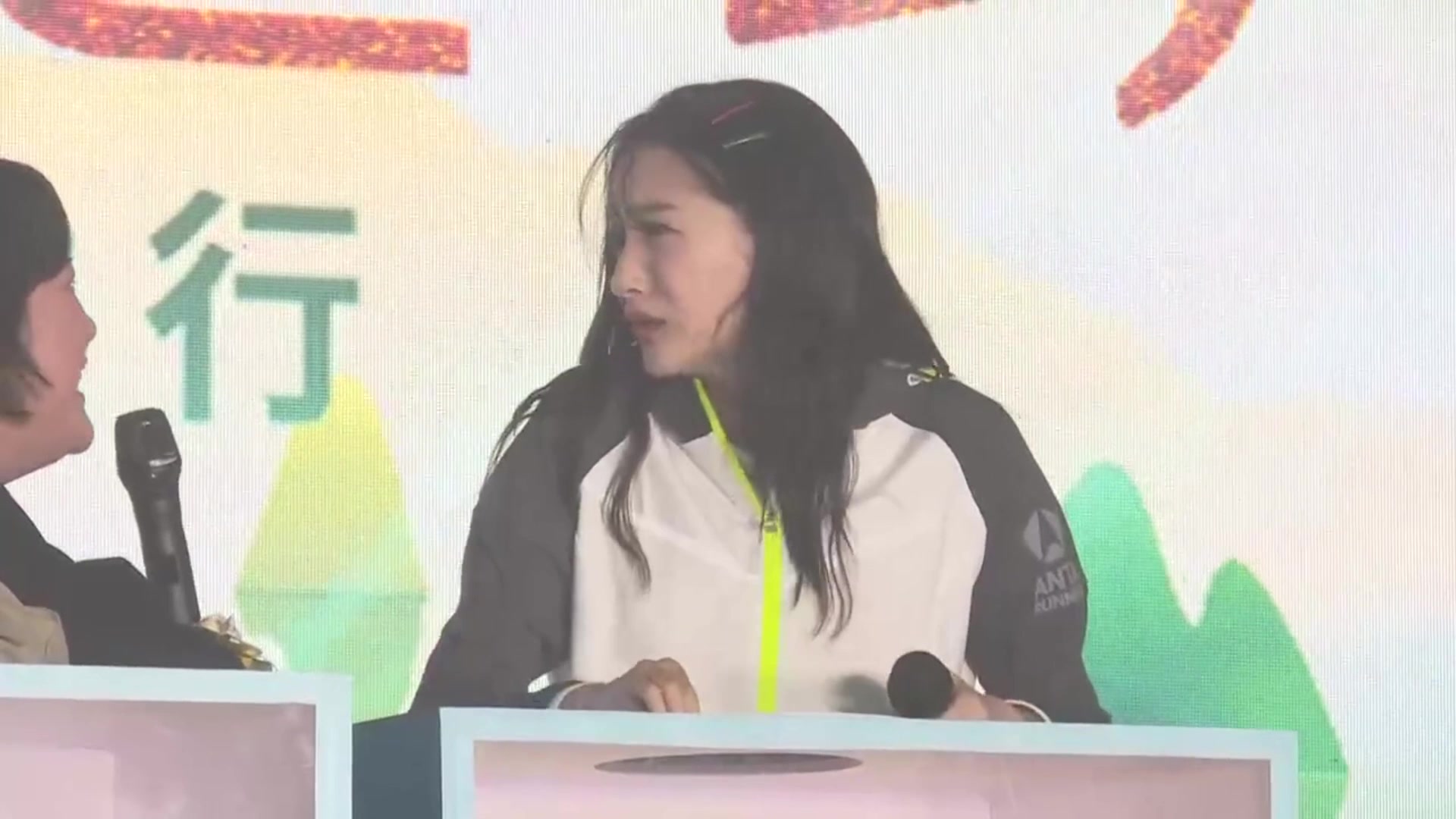 40 【王牌对王牌 第4季】沈腾拿着关晓彤手就往里伸!一旁的贾玲华...