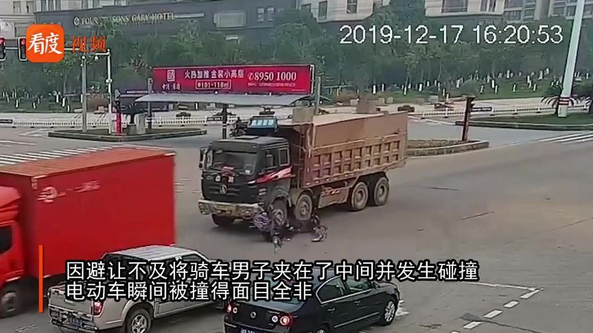 宁波电动车违规穿行 被大车“夹击” 电动车被压毁 男子惊慌爬起