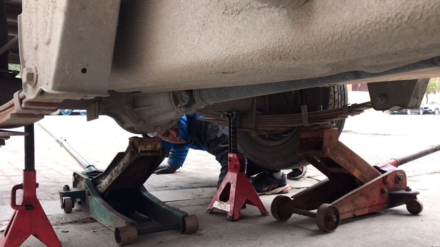 汽车坏了离合打滑,小伙找块空地自己修车换小货车离合2⃣️