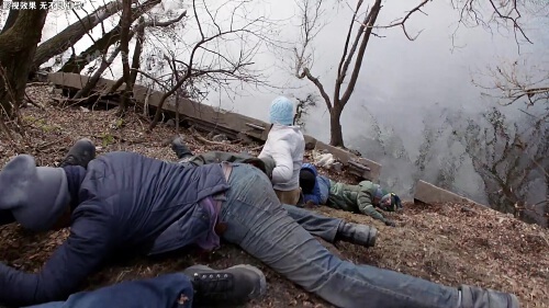 小男孩遇到危险,一群人不顾性命上前营救