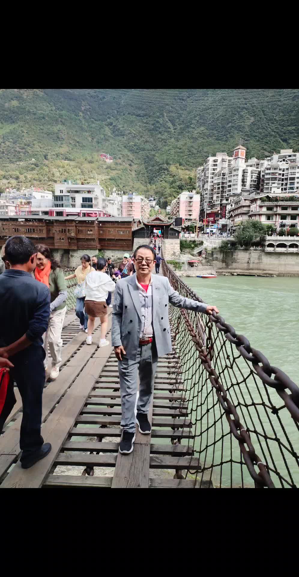 #泸定桥 这里是小学课本里的泸定桥,红军飞夺泸定桥的战斗故事发生...