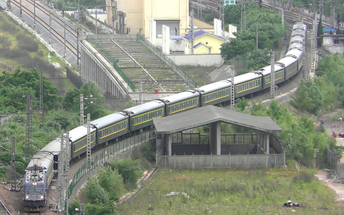 K807/810次-无锡开往怀化的列车驶离长沙火车站