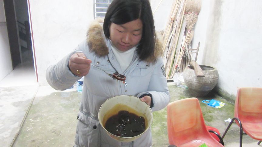 小孩咳嗽了,做了点冰糖川贝柠檬膏,小家伙很给力,一口气喝光了