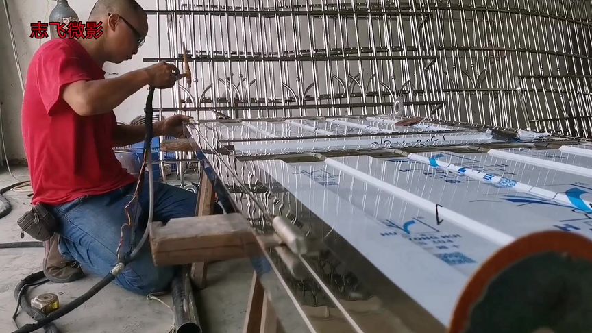 装修工制作不锈钢坑板简易门,人工120元一平方贵还是便宜?