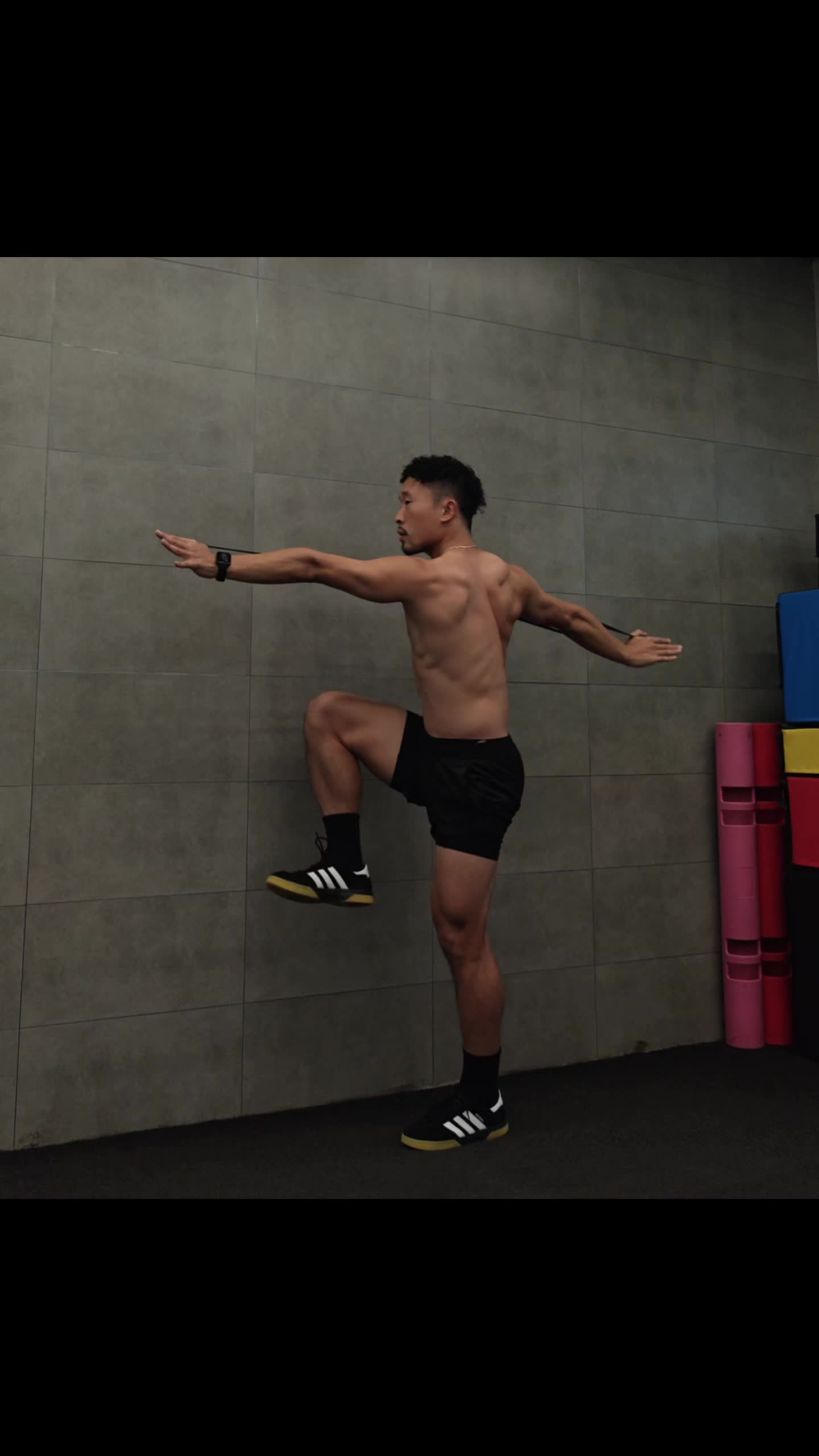 灵活性训练 一个动作,激活身体,协调性,稳定性,灵活性,放在训练前的...