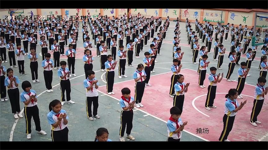 小学生自主跳起舞蹈《爱莲说》,动作简单易学,但很好看!