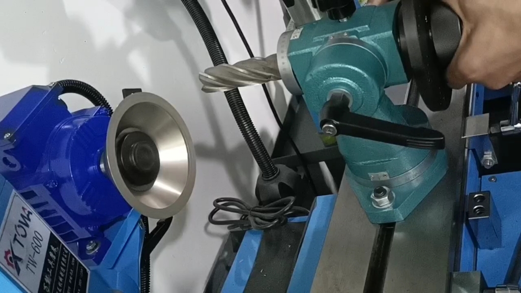 【长安拓瓦】TW-600万能工具磨床配50HC附件磨锥柄铣刀操作视频