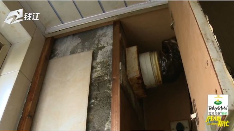 厨房墙面开始“下雨”? 原来是烟道底部底部成了“蓄水池”
