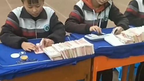 小姐姐会计专业考试,这手速一顿操作猛如虎!将来工资两千五!