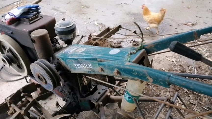 不会拆,这个手扶拖拉机的离合皮带轮是不是要用三脚顶拉出来的