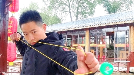 高手在民间:一根橡皮筋做成无架弹弓连续打中手上的瓶盖,非物质文化...