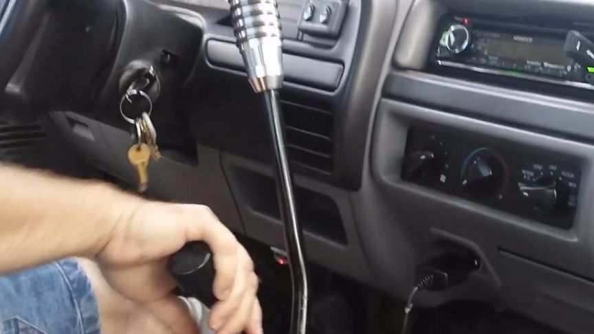 驾驶一辆两个档杆的福特F150,看看司机是如何换挡的