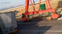 箱梁存放在路基水稳层上,2台80吨移动式提梁机吊装箱梁施工视频