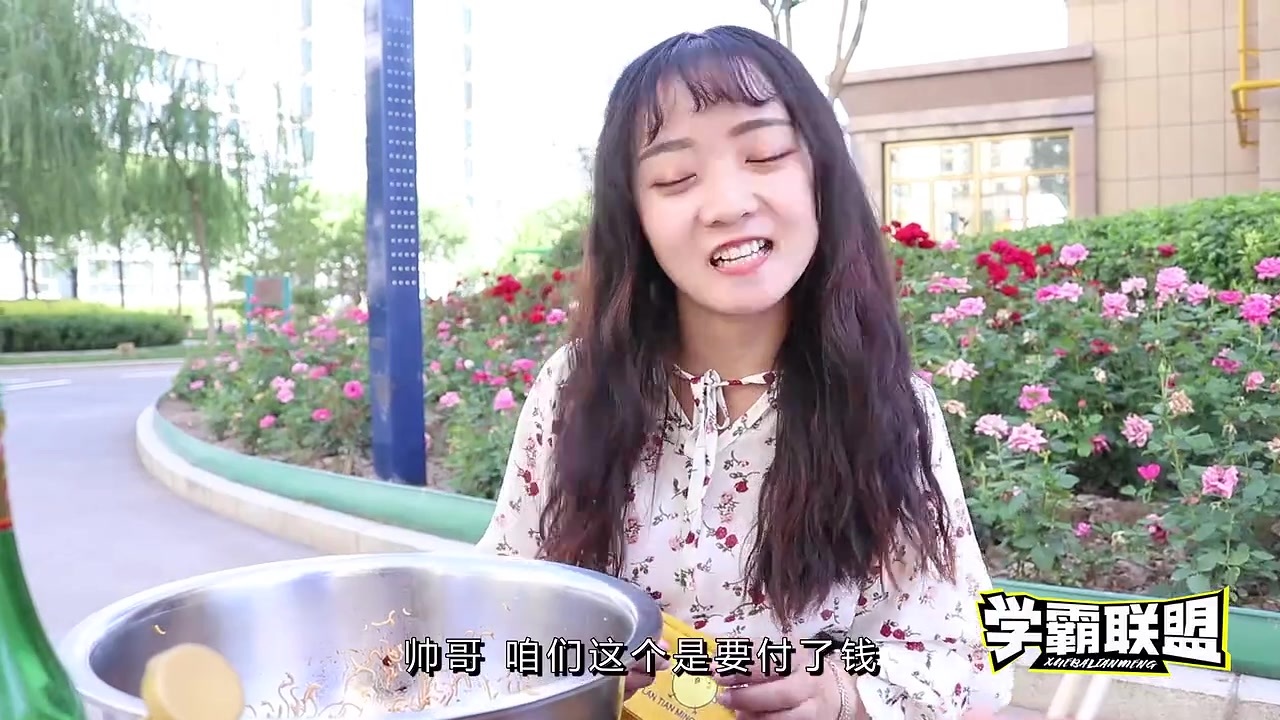 爆辣火鸡面分三个档次,一档料酒二档芥末油,没想三档是拖鞋