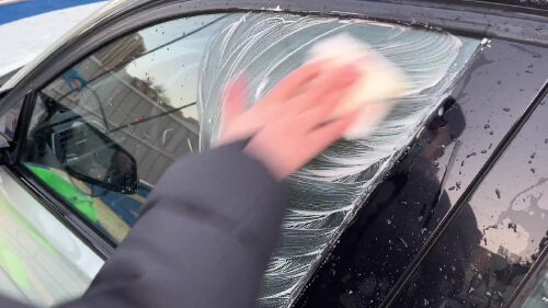 ...油膜,视野模糊,长时间雨刮容易异响,试试这个效果真的不错油膜去除剂