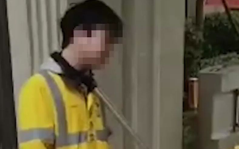 外卖员被保安用钢叉锁住脖子,同事怒斥:你把他当成人了吗?物业:对方...