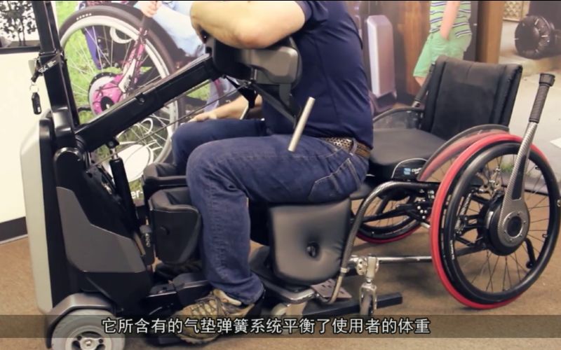 这利器让下肢瘫痪的人,站起来行走,还能跑来跑去