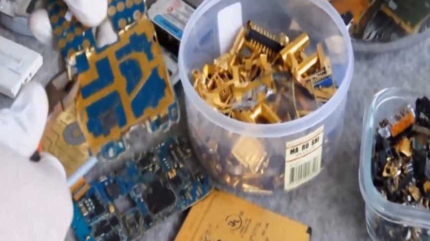 一吨手机提炼150克黄金,这个村子靠它发财,但结果惨了!