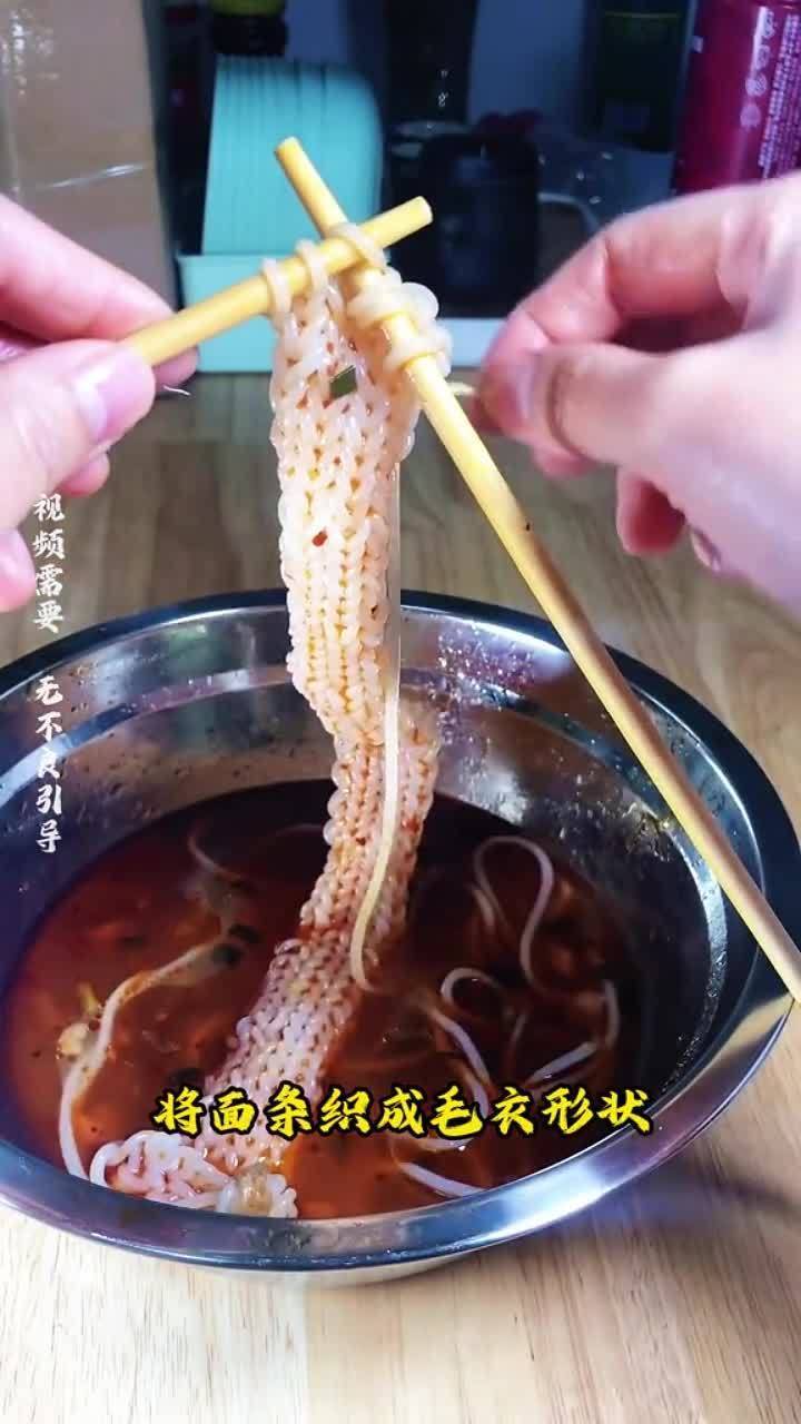 面条竟然还可以织毛衣,看起来十分有趣