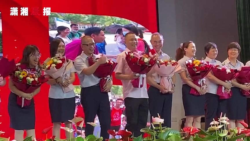 “你们不在我都不想上班了”,长沙高中毕业典礼老师寄语说着说着就...