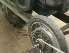 劳动人民是发明家,电动车轮胎改装成了发电机,果然是高手在民间!