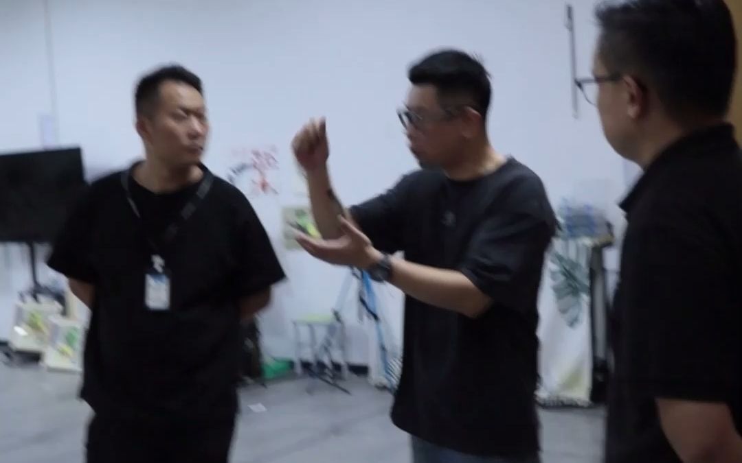 校长带着老师在教研~结果拍成这样~~如果明天我没更新说明被开除了!