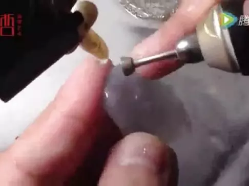 翡翠雕刻教程:冰种佛雕刻过程