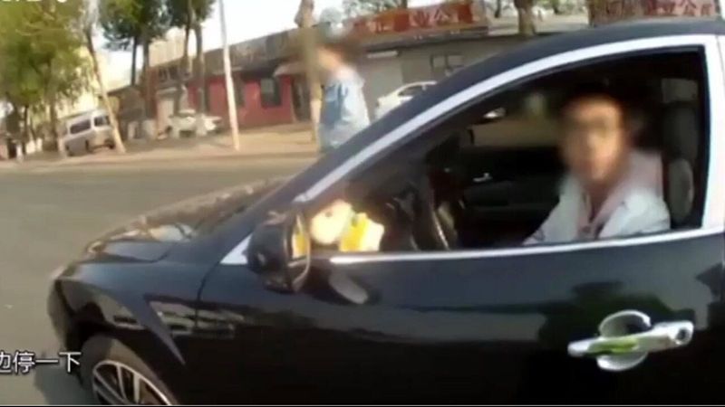 不听交通指挥,情侣耍横当街辱骂交警,结局大快人心!