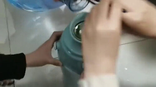 吸管掉到矿泉水桶里,舍友竟然用这方法拿出来