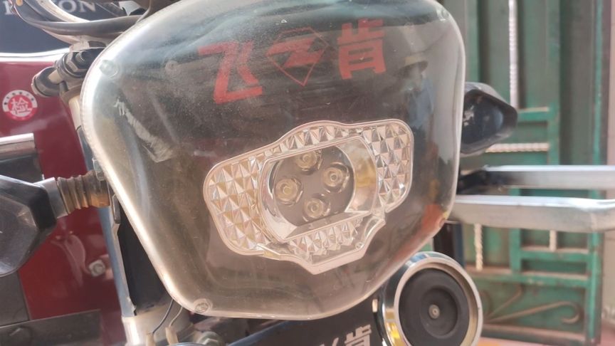 电动三轮车大灯有时候不亮,先别急换,这样简单修下还可以继续用