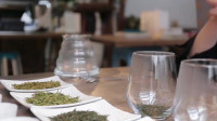 给客人上茶水的时候,您知道如何正确的上茶才能不失礼吗?