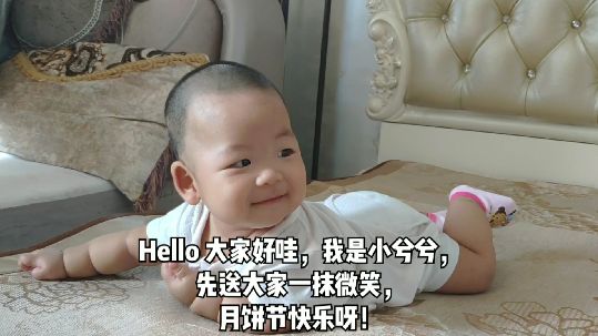 四个月宝宝训练精细动作,妈妈心大,差点掉下沙发,还好虚惊一场