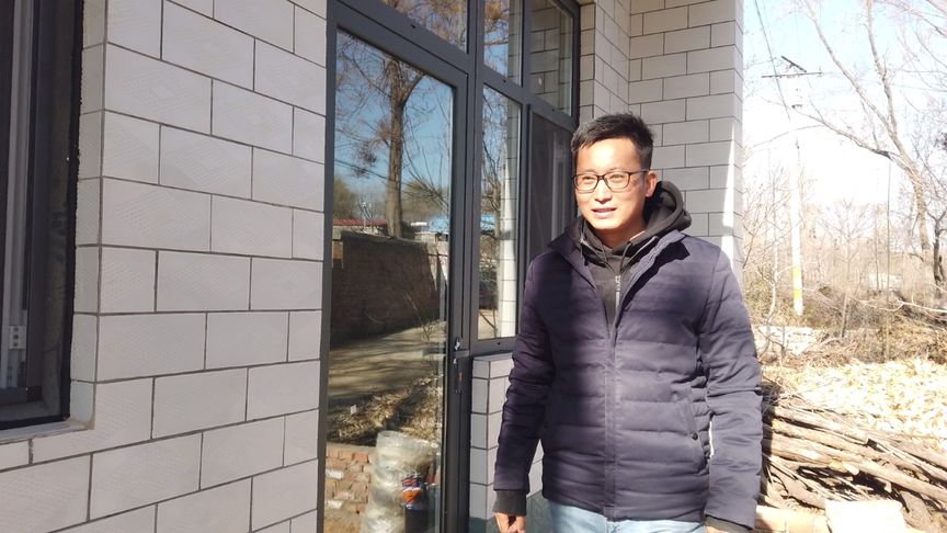 舅舅新房子安窗户,断桥铝门窗一平方330元,大家说贵不贵?