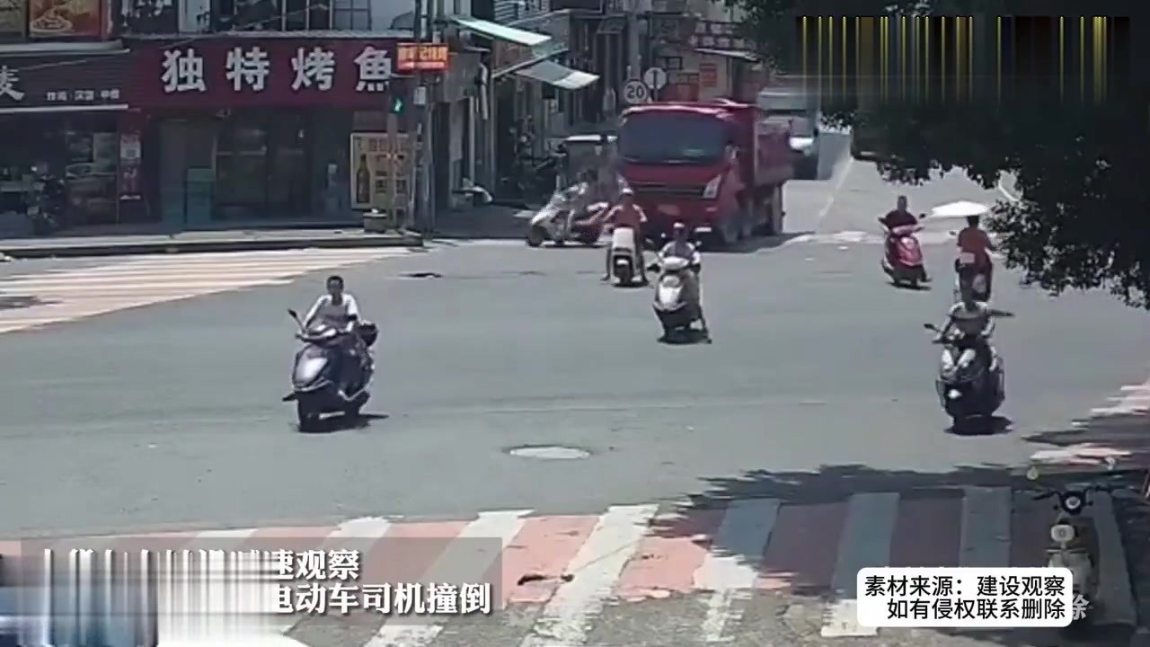 大货车右转没减速观察,直接将要直行的电动车司机撞倒