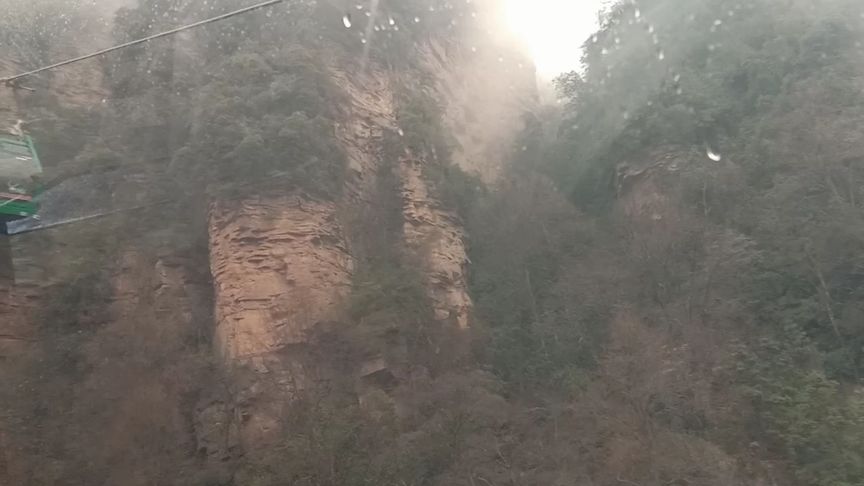 缆车外的风景也挺美,张家界景区的缆车很平稳,点赞!