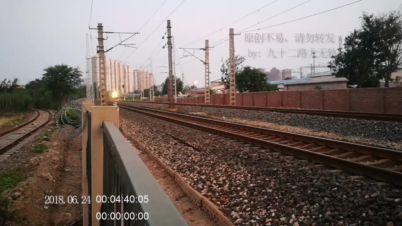 津山铁道k145,青岛开往延吉的k1055次火车从天津站方向开来